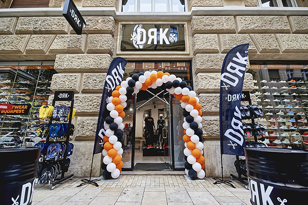 Fergeteges utcabál kerekedett a Dorko üzletnyitóból