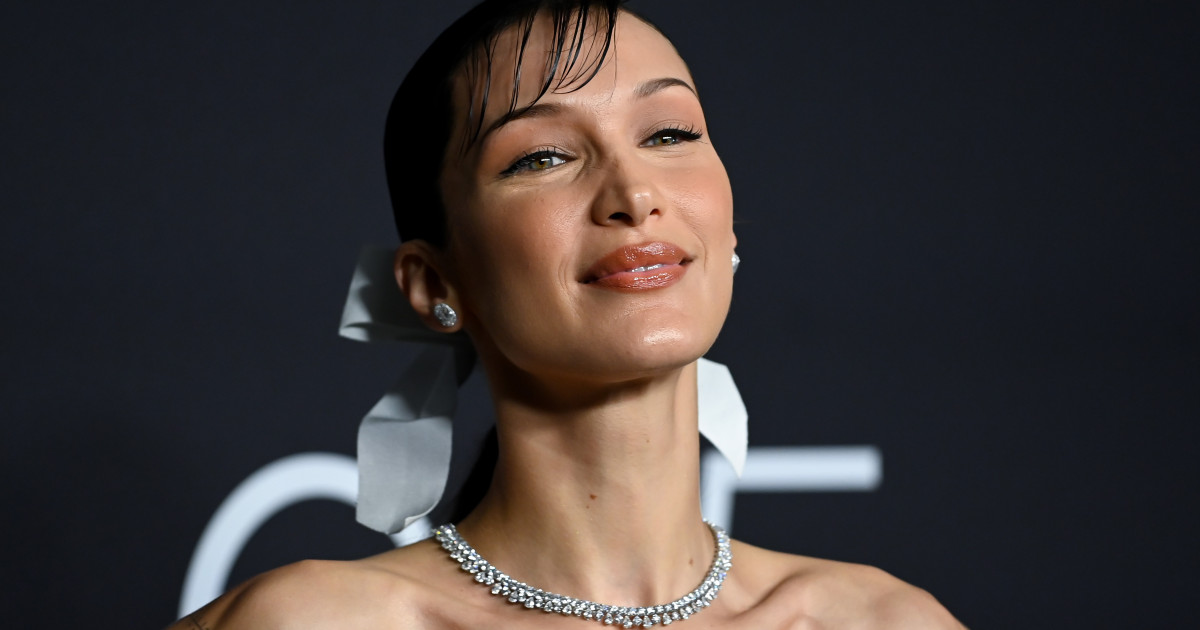 Bella Hadid áttetsző ruhában lejtett végig a cannes-i vörös szőnyegen ...